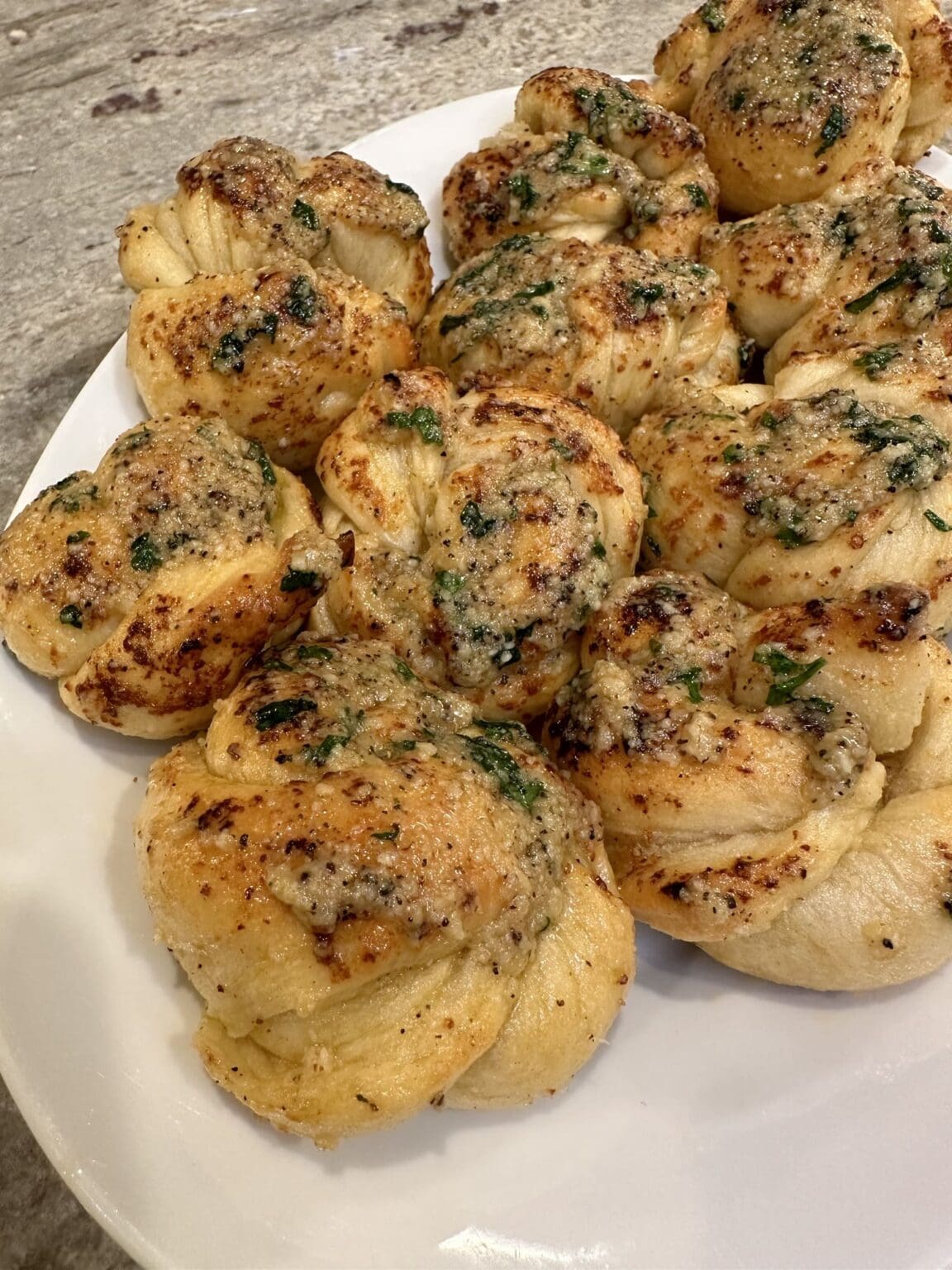 EASY GARLIC KNOTS